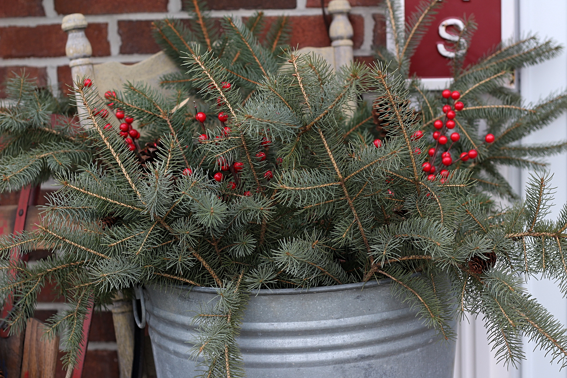 Simple natural winter outdoor decor - Dani's Midlife Homestead